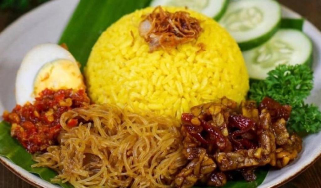 Nasi Kuning: Kelezatan dan Makna di Balik Hidangan Tradisional